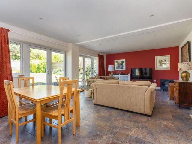 4 bedroom detached house to rent