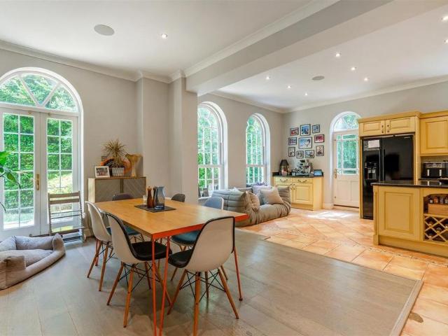 4 bedroom detached house to rent