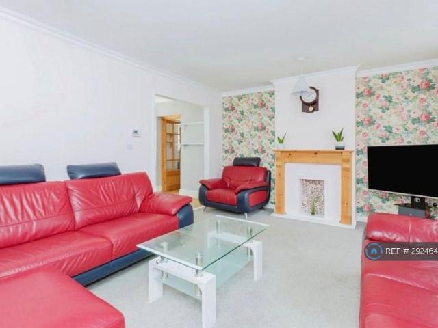 4 bedroom detached house to rent