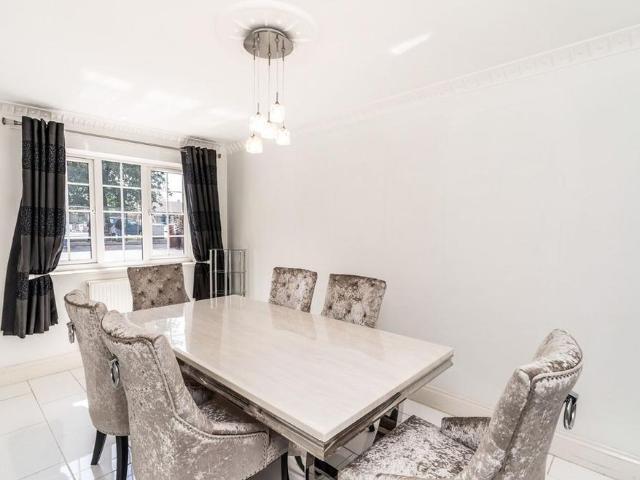 4 bedroom detached house to rent