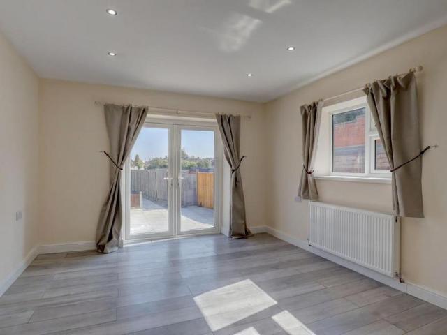 4 bedroom detached house to rent