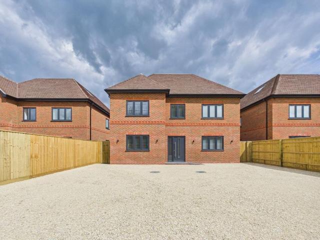 4 bedroom detached house to rent