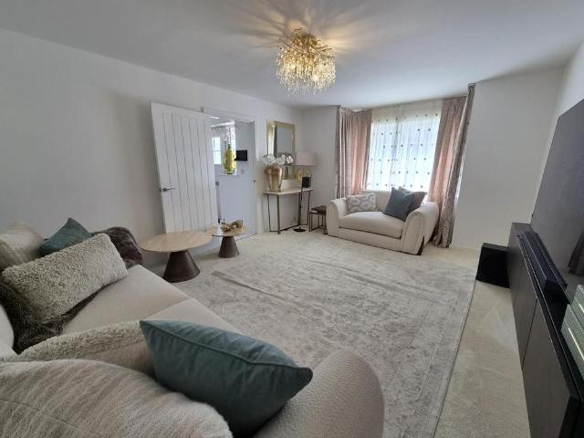 4 bedroom detached house to rent
