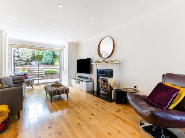 4 bedroom detached house to rent