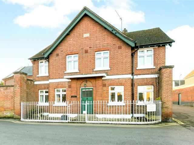 4 bedroom detached house to rent
