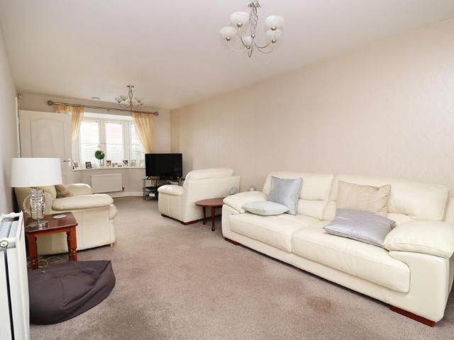 4 bedroom detached house to rent
