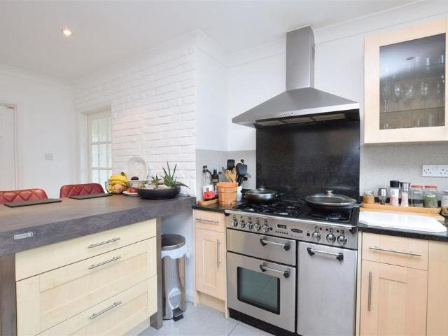 4 bedroom detached house to rent