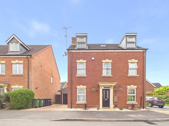 4 bedroom Detached house to rent