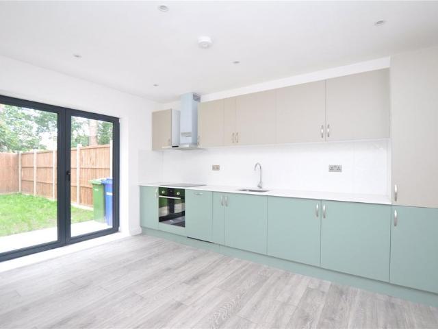 4 bedroom detached house to rent