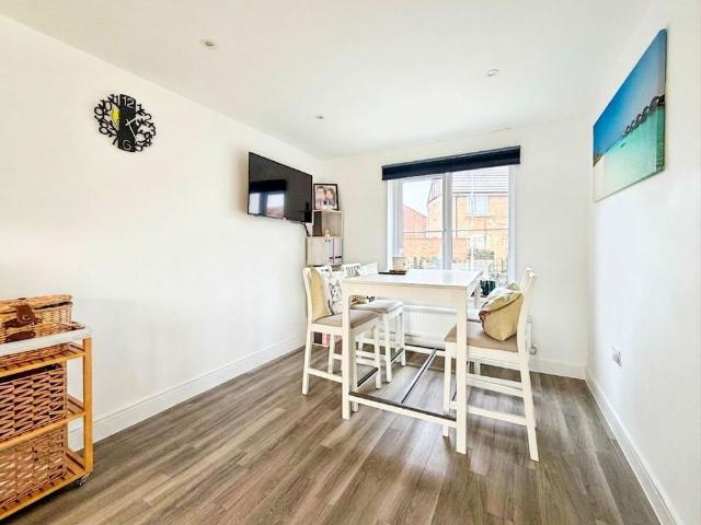 4 Bedroom Detached House To Rent