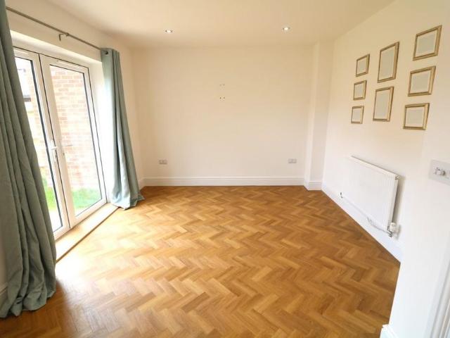 4 bedroom detached house to rent