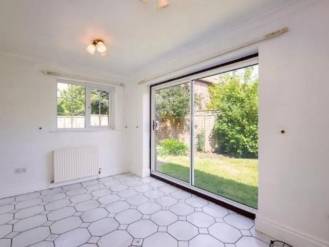 4 bedroom detached house to rent