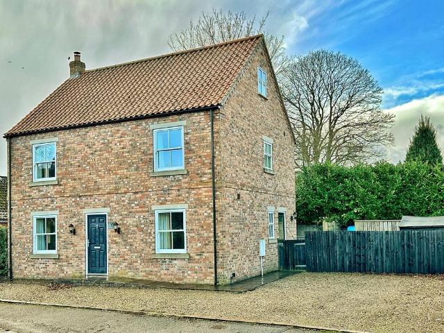 4 bedroom detached house to rent
