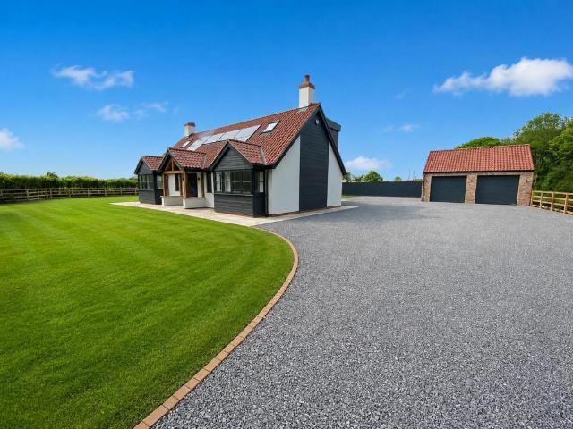 4 bedroom detached house to rent