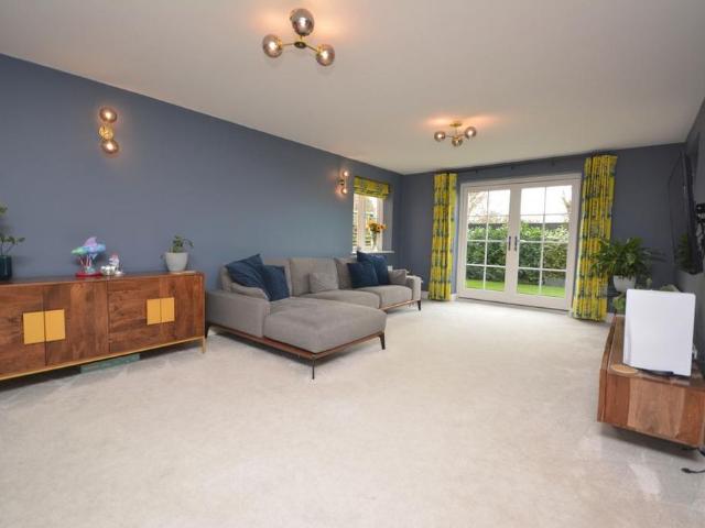 4 bedroom detached house to rent
