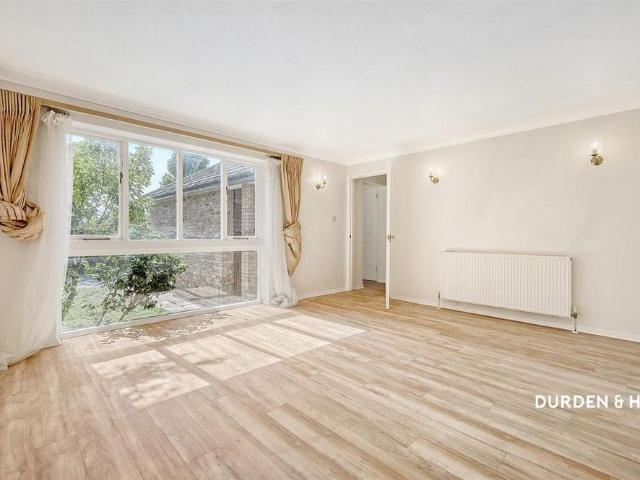 4 bedroom detached house to rent