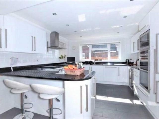 4 bedroom detached house to rent