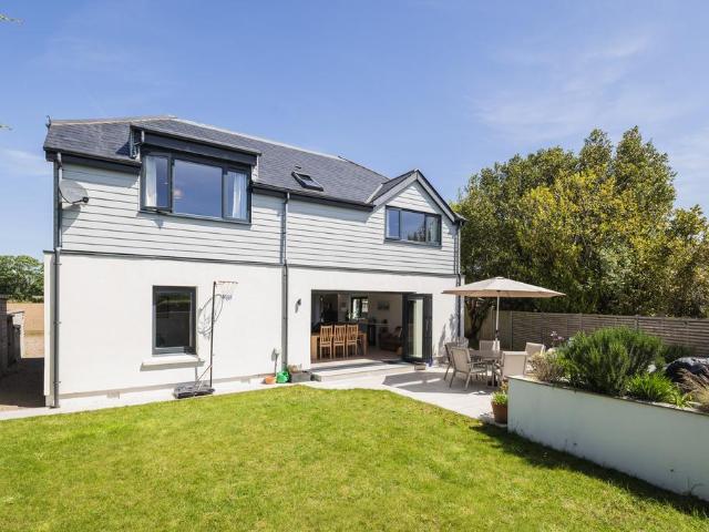 4 bedroom detached house to rent