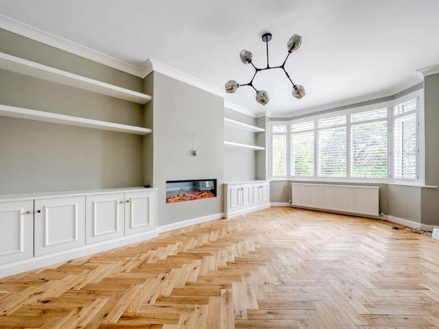 4 bedroom detached house to rent