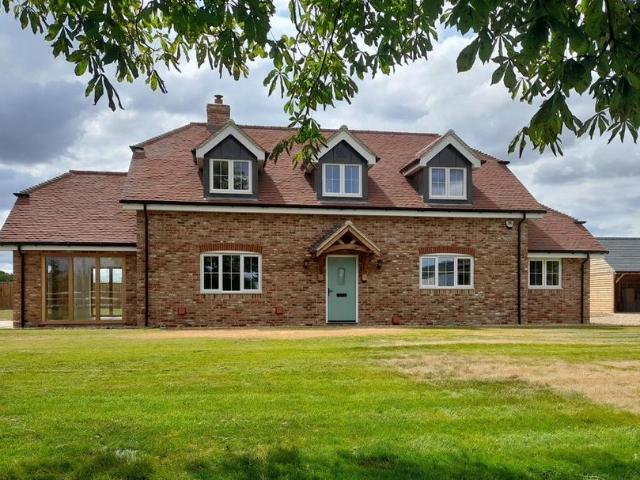 4 bedroom detached house to rent