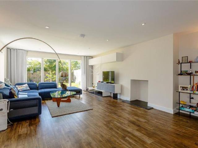 4 bedroom detached house to rent
