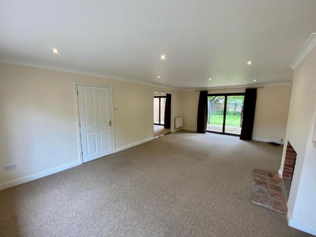 4 bedroom detached house to rent
