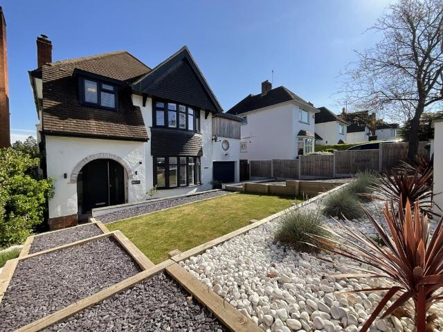 4 bedroom detached house to rent