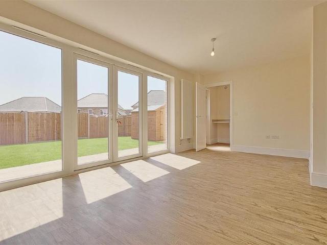 4 bedroom detached house to rent