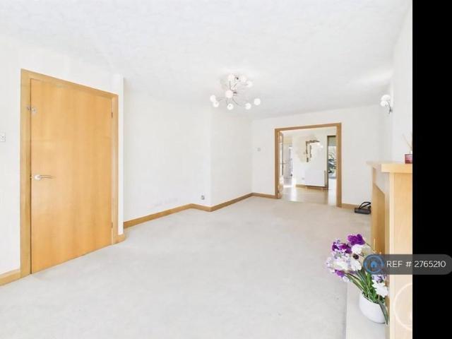 4 bedroom detached house to rent