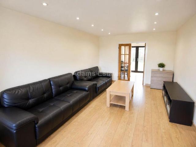 4 bedroom detached house to rent