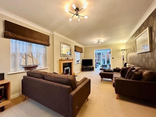 4 bedroom detached house to rent
