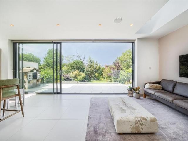 4 bedroom detached house to rent