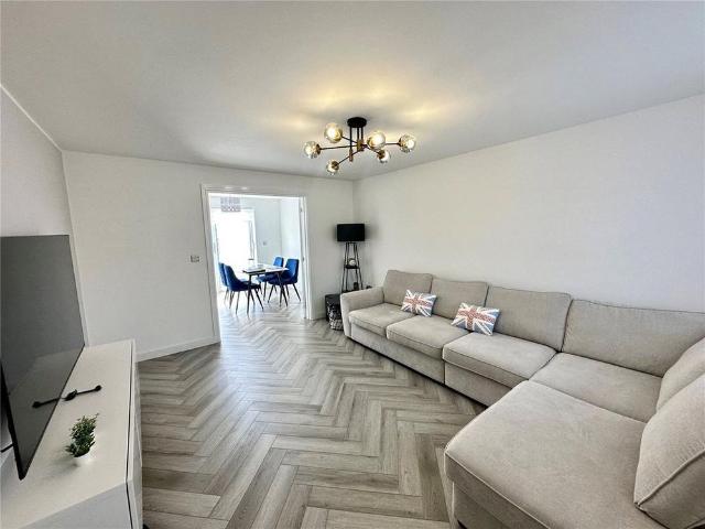 4 bedroom detached house to rent