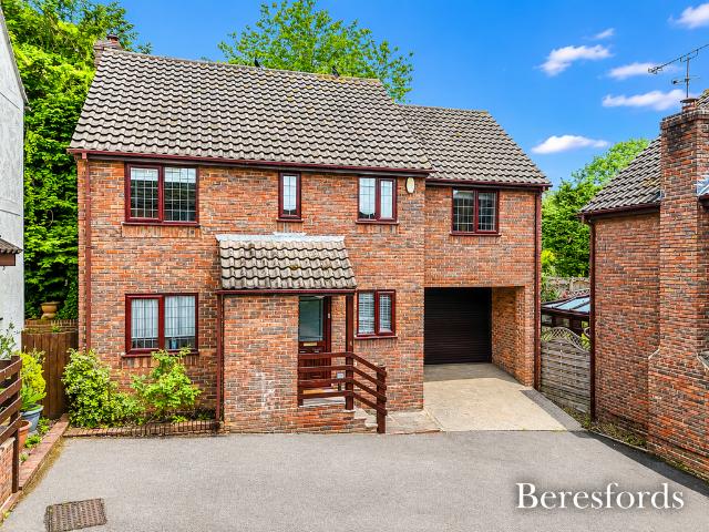 4 bedroom detached house to rent