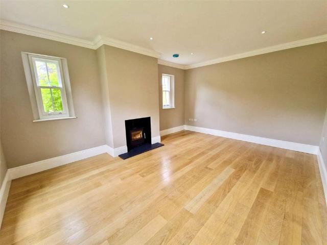 4 bedroom detached house to rent