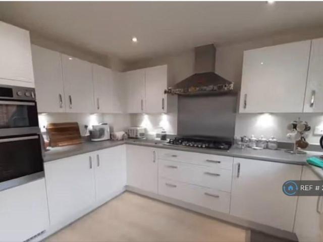 4 bedroom detached house to rent