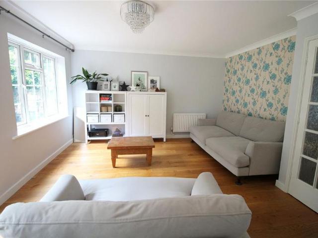 4 bedroom detached house to rent
