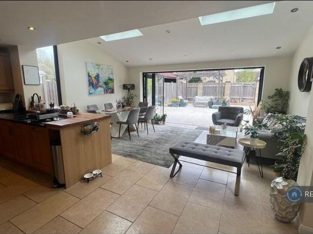 4 bedroom detached house to rent