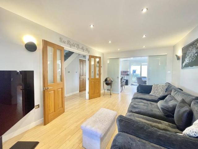 4 bedroom detached house to rent