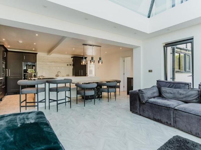 4 bedroom detached house to rent