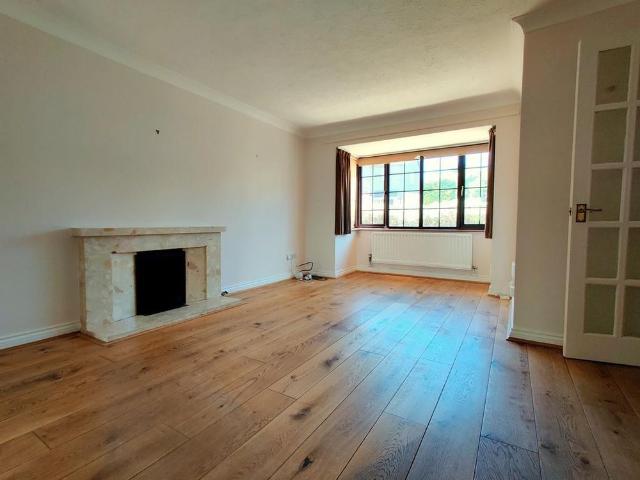 4 bedroom detached house to rent