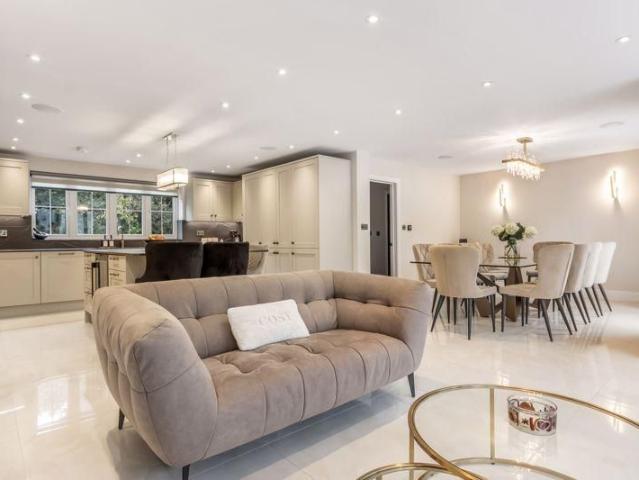 4 bedroom detached house to rent