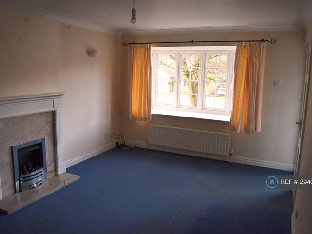 4 bedroom detached house to rent