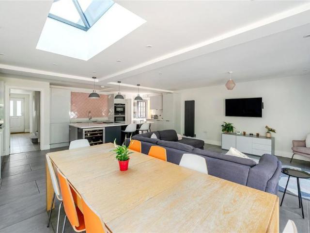 4 bedroom detached house to rent