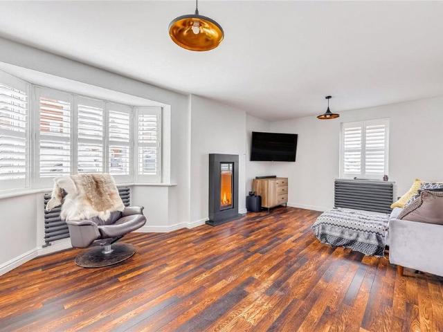 4 bedroom detached house to rent