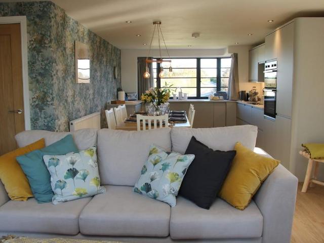 4 bedroom detached house to rent