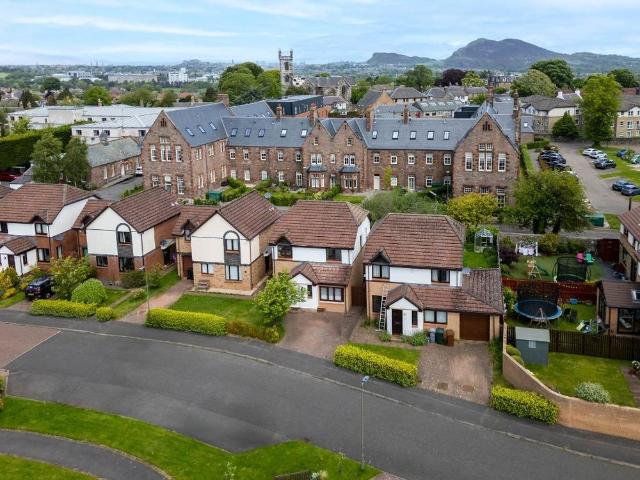 4 bedroom detached house to rent