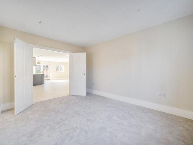 4 bedroom detached house to rent