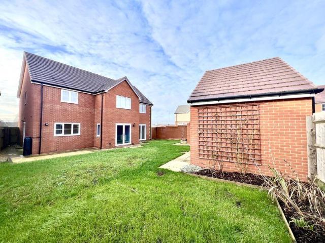 4 bedroom detached house to rent