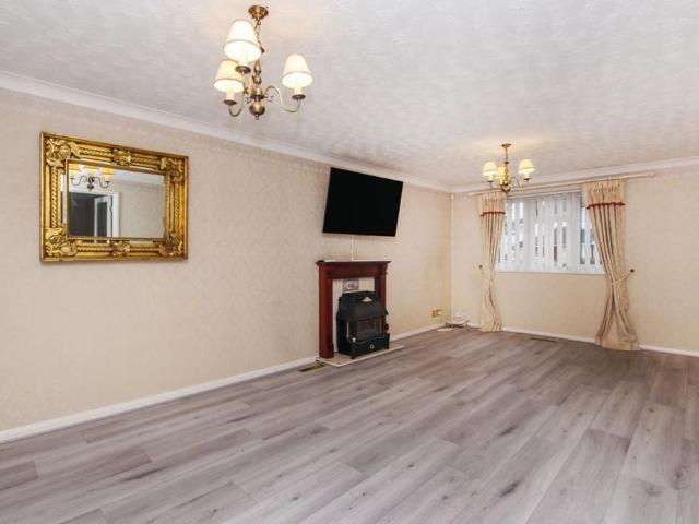 4 bedroom detached house to rent